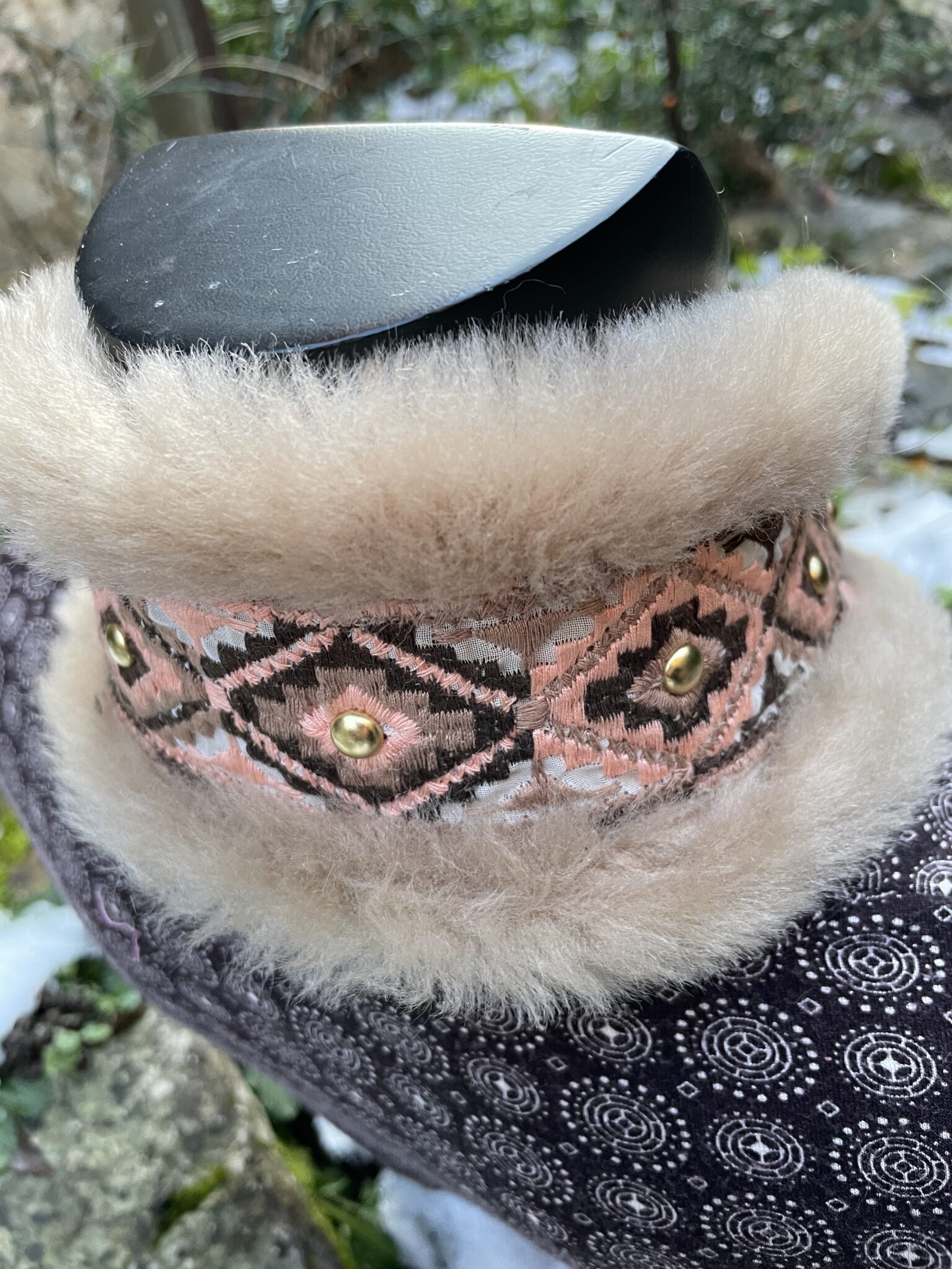 Col en fourrure beige et tissu brodé - MANOUCHKA CREATIONS﻿